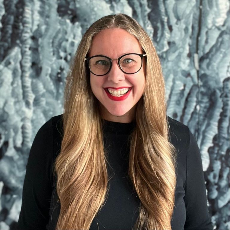 Meet Julia Hendrickson | Artist – SHOUTOUT LA